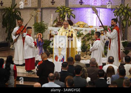 Al Hamdaniya, Iraq. 19th Apr, 2025. A Syriac Catholic priest offers the ...