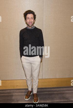 'Big Bang Theory' star Simon Helberg carries his daughter in his arms ...