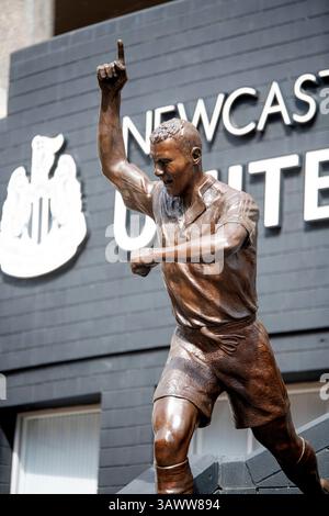 Alan Shearer statue at St James Park in Newcastle Stock Photo - Alamy