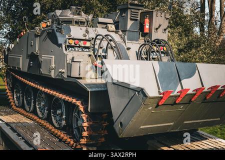 The Combat Engineer Tractor (CET) is a 17 ton armoured combat ...