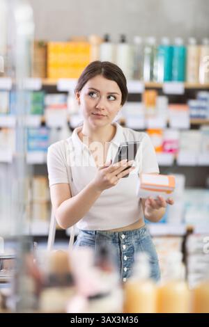 woman chooses paracetamol at the pharmacy Stock Photo - Alamy