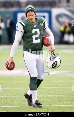 New York Jets kicker Nick Folk (6) kicks against the Tampa Bay ...