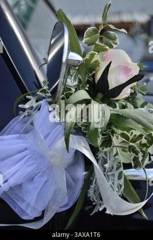 Wedding car with beautiful decorations. Flower decor Stock Photo - Alamy