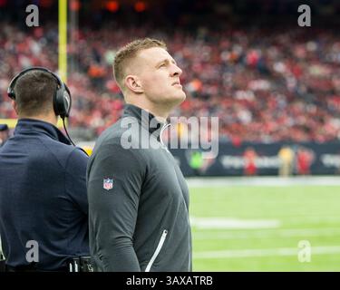 Houston Texans defensive end J.J. Watt (99) rushes against triple team ...
