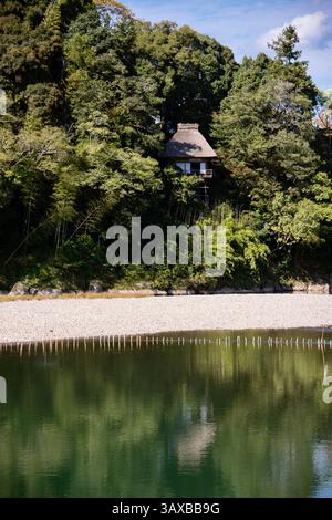Photo shows the tea pavilion of Garyu Sanso villa from the Hijikawa ...