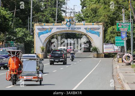 Philippines : Laguna / Quezon provinces boundary arch, architectural ...