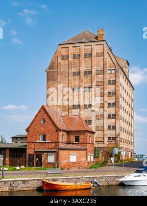 Warehouse on the quayside in the Port of Goole on the River Ouse in ...