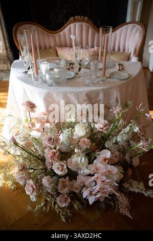Elegant wedding table with pastel floral arrangement Stock Photo - Alamy