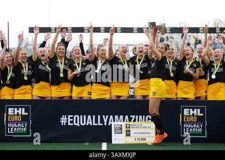 DEN BOSCH - Hockey stars from Den Bosch celebrate their victory against ...