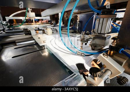 Innovative paper sheet feeding mechanism enhances efficiency in glue ...