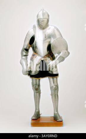 Classic Medieval Full Suit of Armor Stock Photo - Alamy