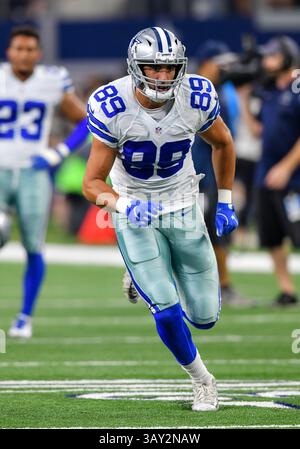 Dallas Cowboys' Gavin Escobar (89) cannot reach a pass as Philadelphia ...