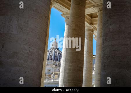 Vatikanstadt, Vatican. 22nd Apr, 2025. Italian soldiers with a drone ...