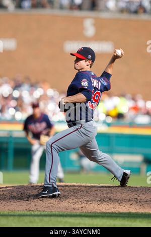 Twins starting pitcher Kevin Slowey #59 delivers a pitch, during the ...