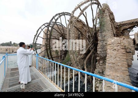 Anbar, Iraq. 21st Apr, 2025. Visitors view Iraqi traditional ...