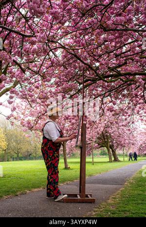 Harrogate, UK. 21st Apr, 2025. Local painter Kim Coley drawing and ...