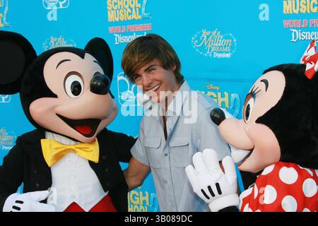 Mickey Mouse, Zac Efron and Minnie Mouse "High School Musical 2 ...