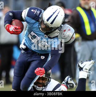 NASHVILLE, TENNESSEE - DECEMBER 31: JASON ALDEAN performs on stage ...