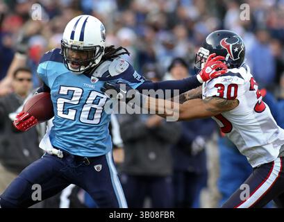 NASHVILLE, TENNESSEE - DECEMBER 31: JASON ALDEAN performs on stage ...