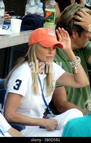 Sept. 7, 2005 - Queens, New York, USA - 8/19/05 FDNY Haz-Mat Unit tries ...