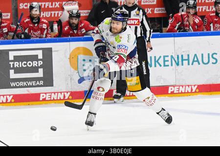 Adam Smith (Eisbären Berlin #4), cutout, portrait / portrait, Lions ...