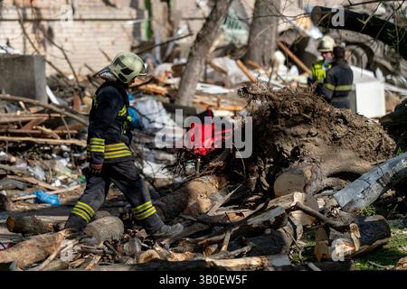 Emergency Services clean up the rubble and look for survivors on site ...
