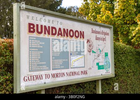Bundanoon town centre and Welcome to Bundanoon sign, gateway to Morton ...