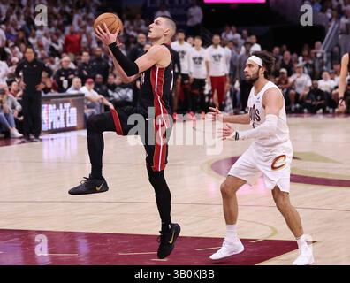 Miami Heat's Tyler Herro (14) shoots against Los Angeles Lakers ...