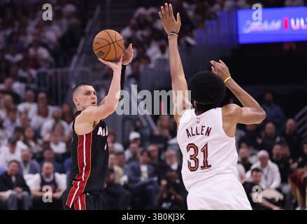 Miami Heat's Tyler Herro (14) shoots against Los Angeles Lakers ...