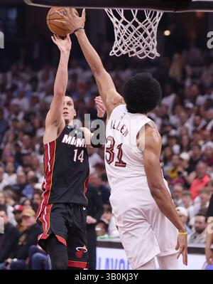 Miami Heat's Tyler Herro (14) shoots against Los Angeles Lakers ...