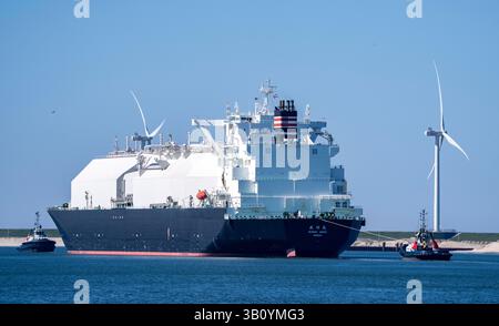 LNG tanker Bushu Maru, sailing under the flag of the Bahamas ...