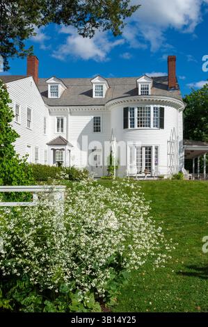 Blooming flowers in a Spring Formal Garden Stock Photo - Alamy