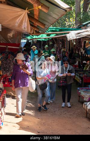 A Long neck family at the ‘Long Neck Kayan’ tribe village near Chiang ...
