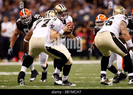 New Orleans Saints quarterback Tyler Shough (6) and tight end Taysom ...