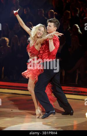 Taliso Engel mit Kathrin Menzinger in der achten Live-Show der 18 ...