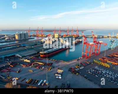 LIVERPOOL, MERSEYSIDE, ENGLAND - APRIL 06, 2025: Terraced houses in a ...