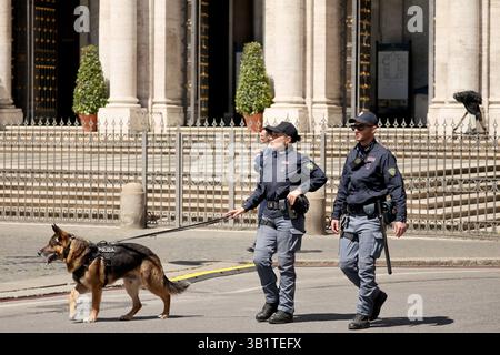 Rom, Italy. 26th Apr, 2025. Water is distributed to the people waiting ...