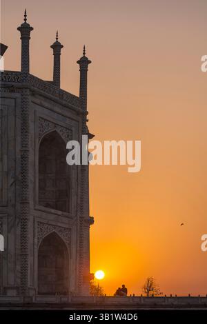 The rising sun at dawn, Taj Mahal, Agra Stock Photo - Alamy