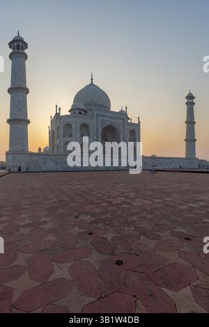 The rising sun at dawn, Taj Mahal, Agra Stock Photo - Alamy