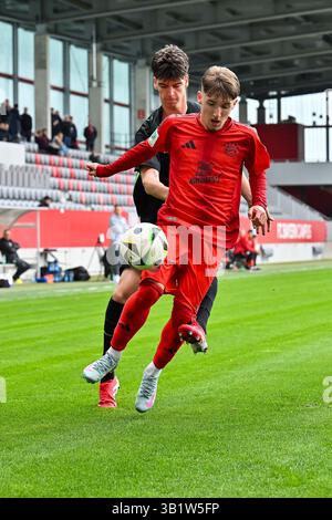 im Duell Lennart KARL (FCB #7) und Amar IBRISIMOVIC (VfL Wolfsburg U19 ...