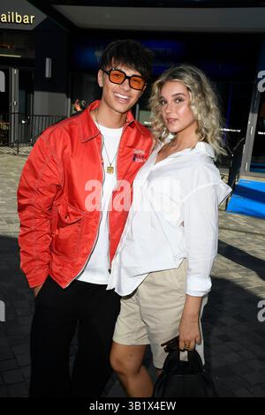 Noah Miguel Oechsle Rodriguez und Lara Spengler bei der Premiere des ...