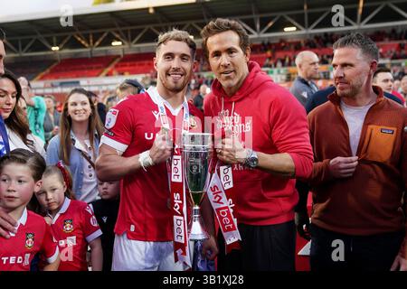Wrexham celebrate after Sam Smith of Wrexham scored a goal to make it 0 ...