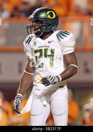 Running back Kenjon Barner (24) runs the ball against the Ohio State ...