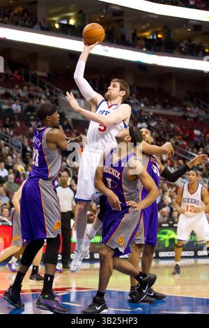 Phoenix Suns' Hakim Warrick (21) scores over Samuel Dalembert, of Haiti ...