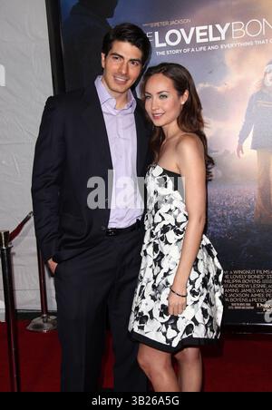Actor Brandon Routh and his wife, actress Courtney Ford arrive at the ...
