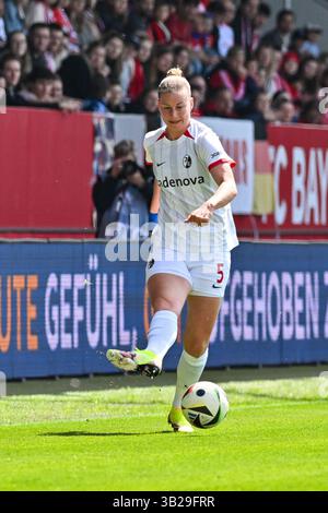 Julia Stierli (Freiburg, #5) in a duel with Pauline Bremer (FC Cologne ...