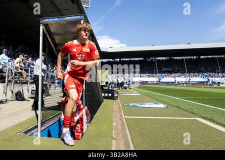 Tom Rothe (Union Berlin, #15) in a duel, fight for the ball with ...