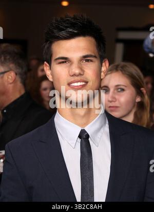 Actor Taylor Lautner arriving for the 2009 CFDA Fashion Awards at Alice ...