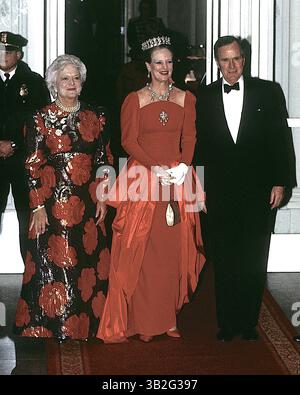 President George W. Bush Visit - 26-HK-6-153. Briefing in ATC hangar ...