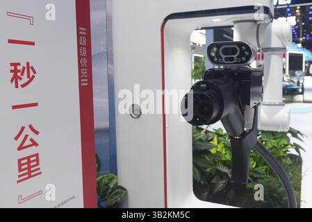 Huawei's automatic charging (fast charging) robot conducted a charging ...